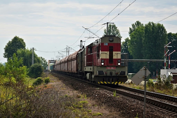 Comparing Electric and Diesel Railway Systems: Efficiency, Costs, and ...